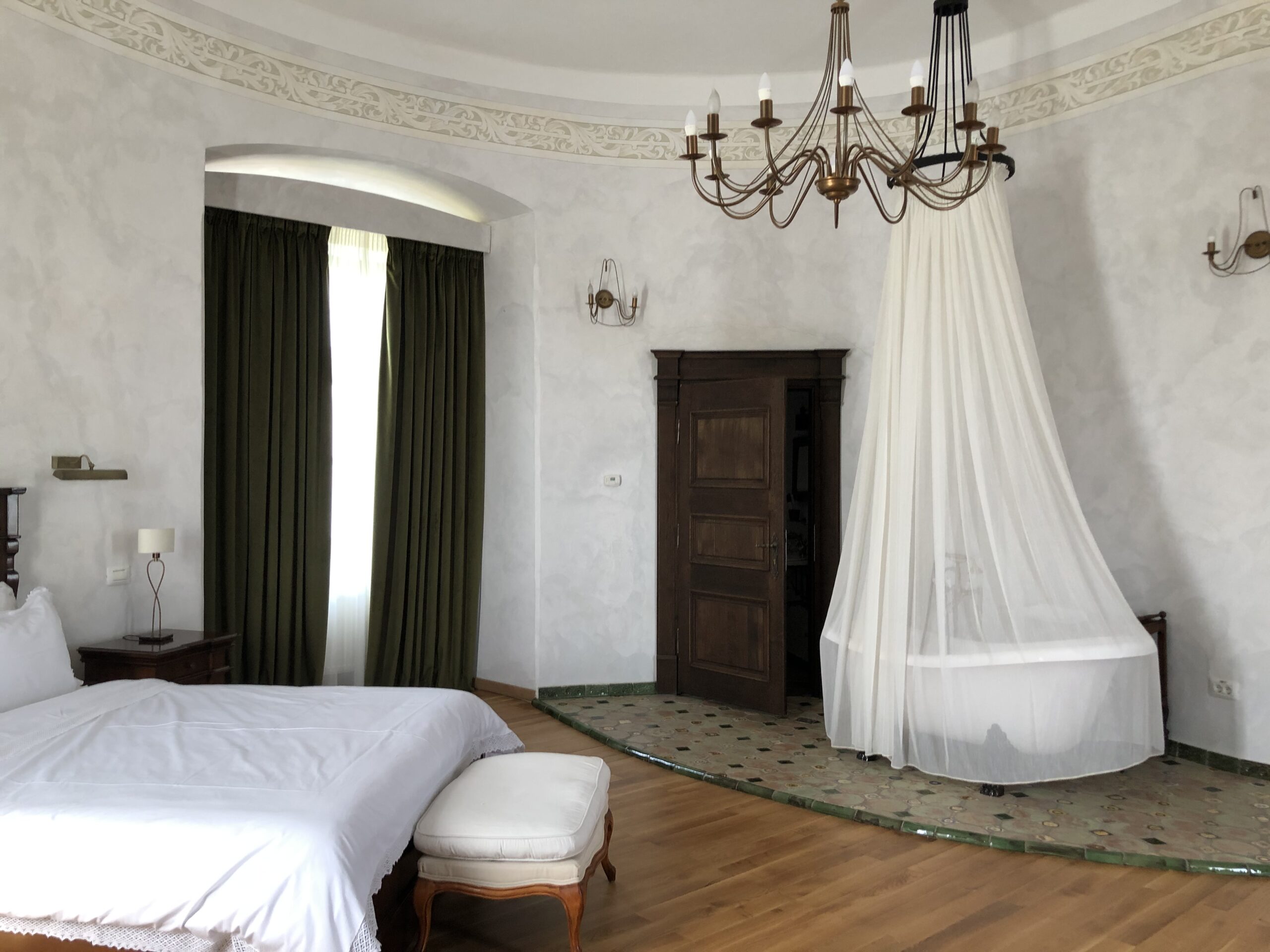Vă invit la Castelul Bethlen-Haller, emblema domeniului viticol Jidvei ...