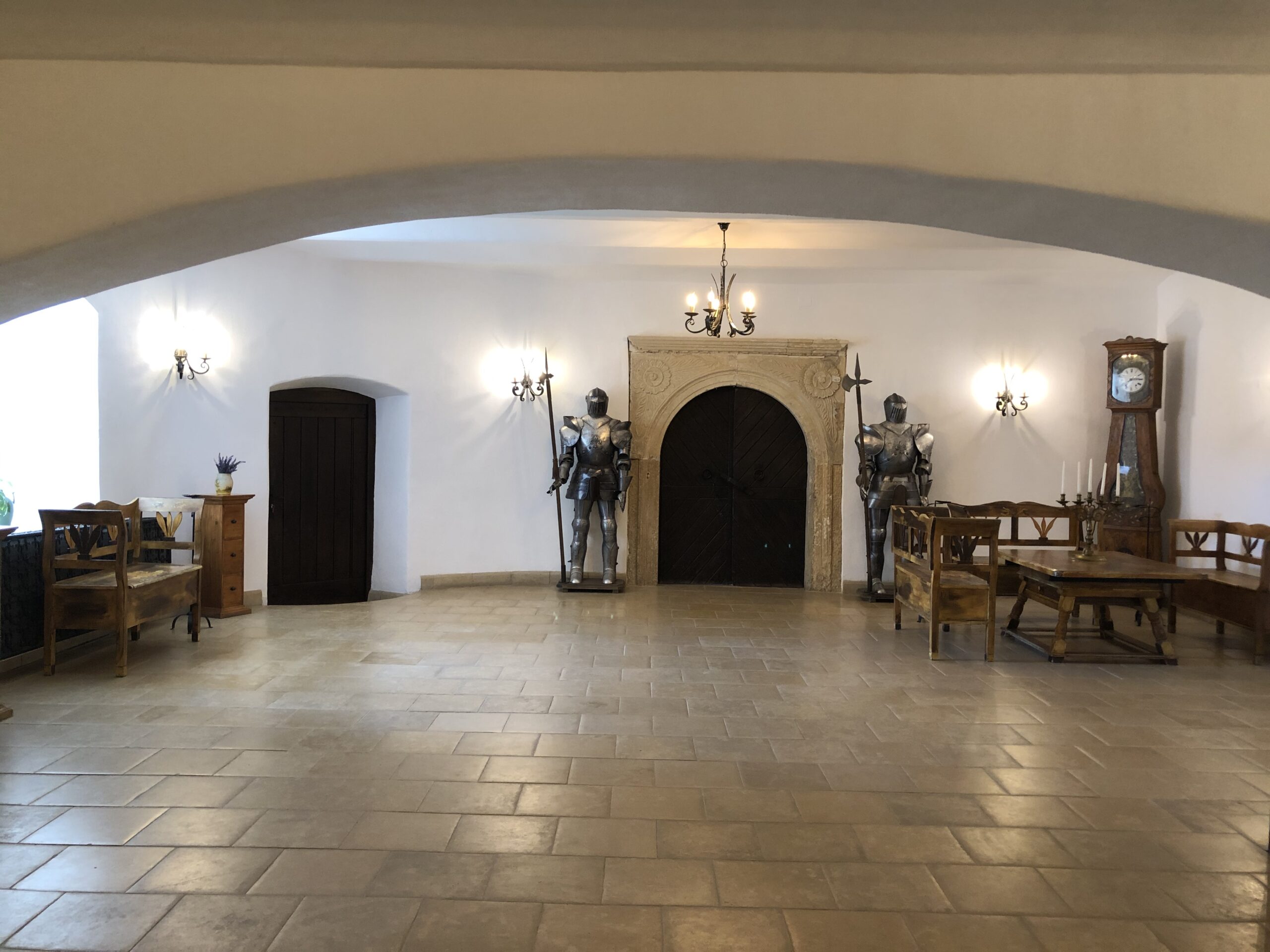 Vă invit la Castelul Bethlen-Haller, emblema domeniului viticol Jidvei ...