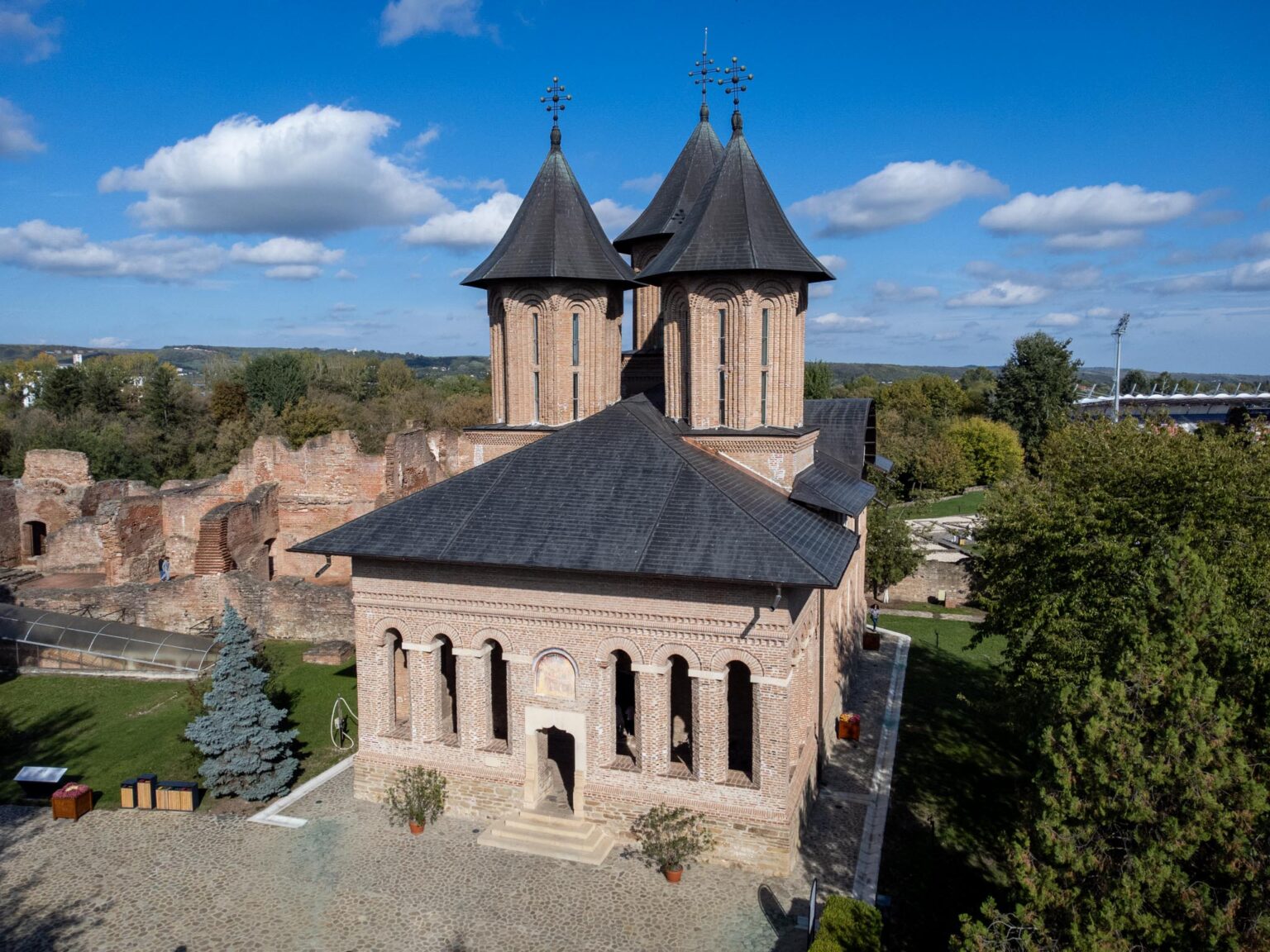 Complexul Monumental “Curtea Domnească” din Târgoviște: O călătorie în ...